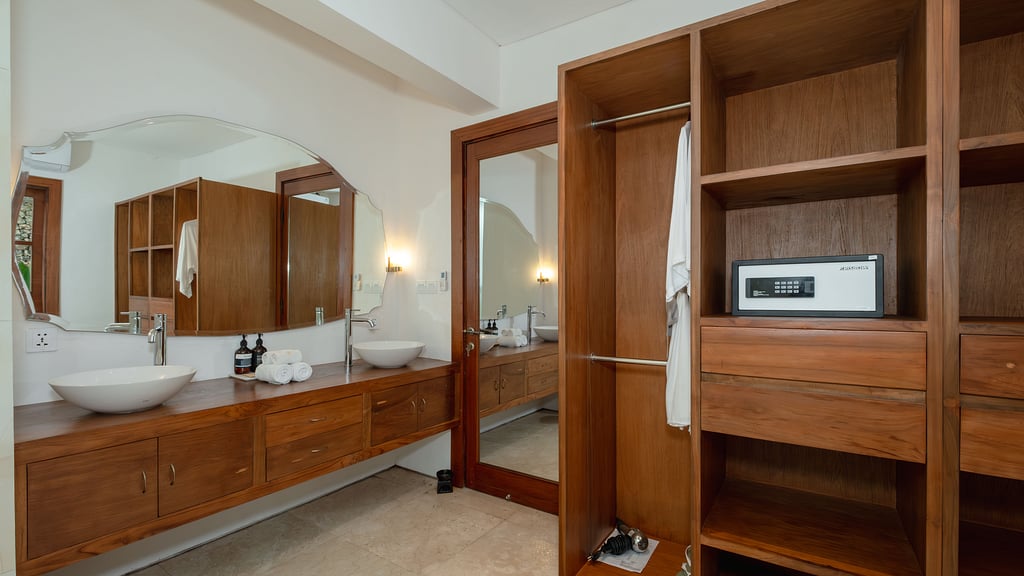Villa LA LI in Seminyak, Bali - 10 bedrooms - Best Price Guarantee