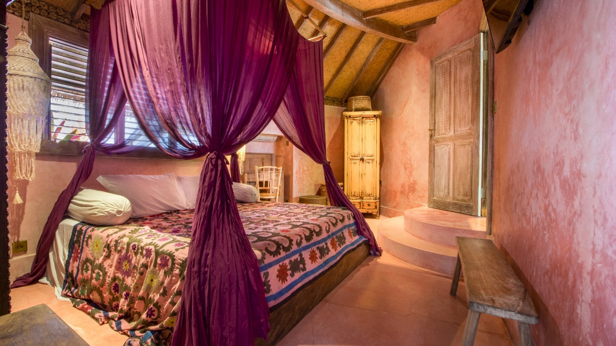 The Round House in Seminyak, Bali (3 bedrooms) - Best Price & Reviews!