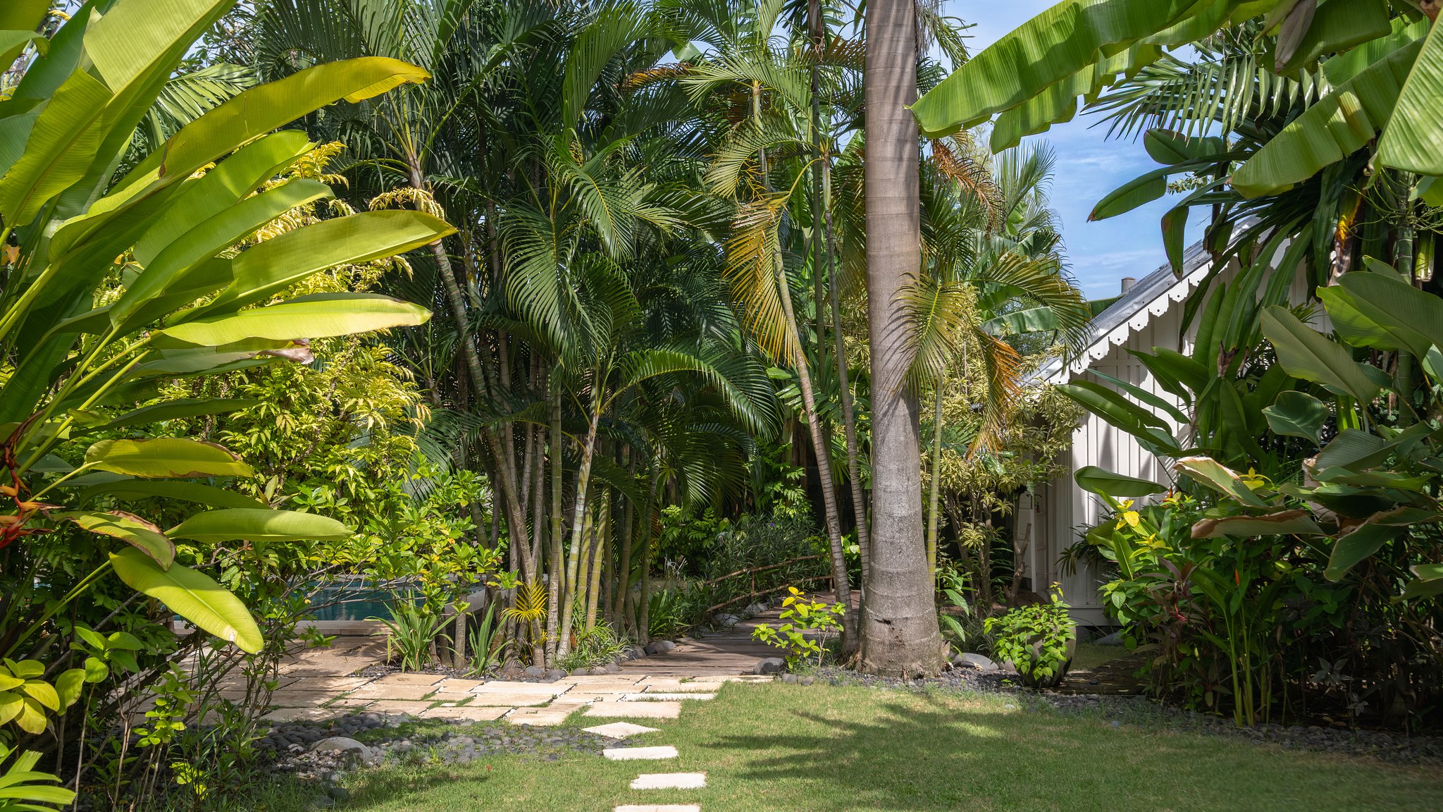The White House in Seminyak, Bali (3 bedrooms) - Best Price & Reviews!