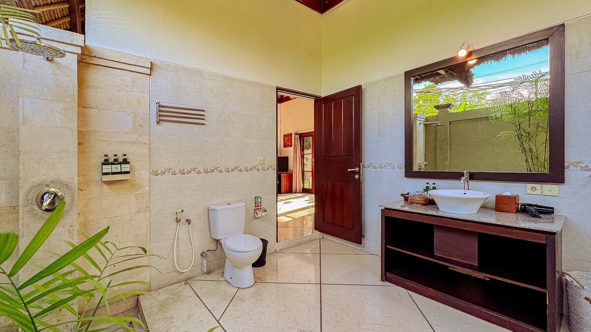 Alquile Villa Kebun en Seminyak, Bali (3 dormitorios) - Mejor Precio!